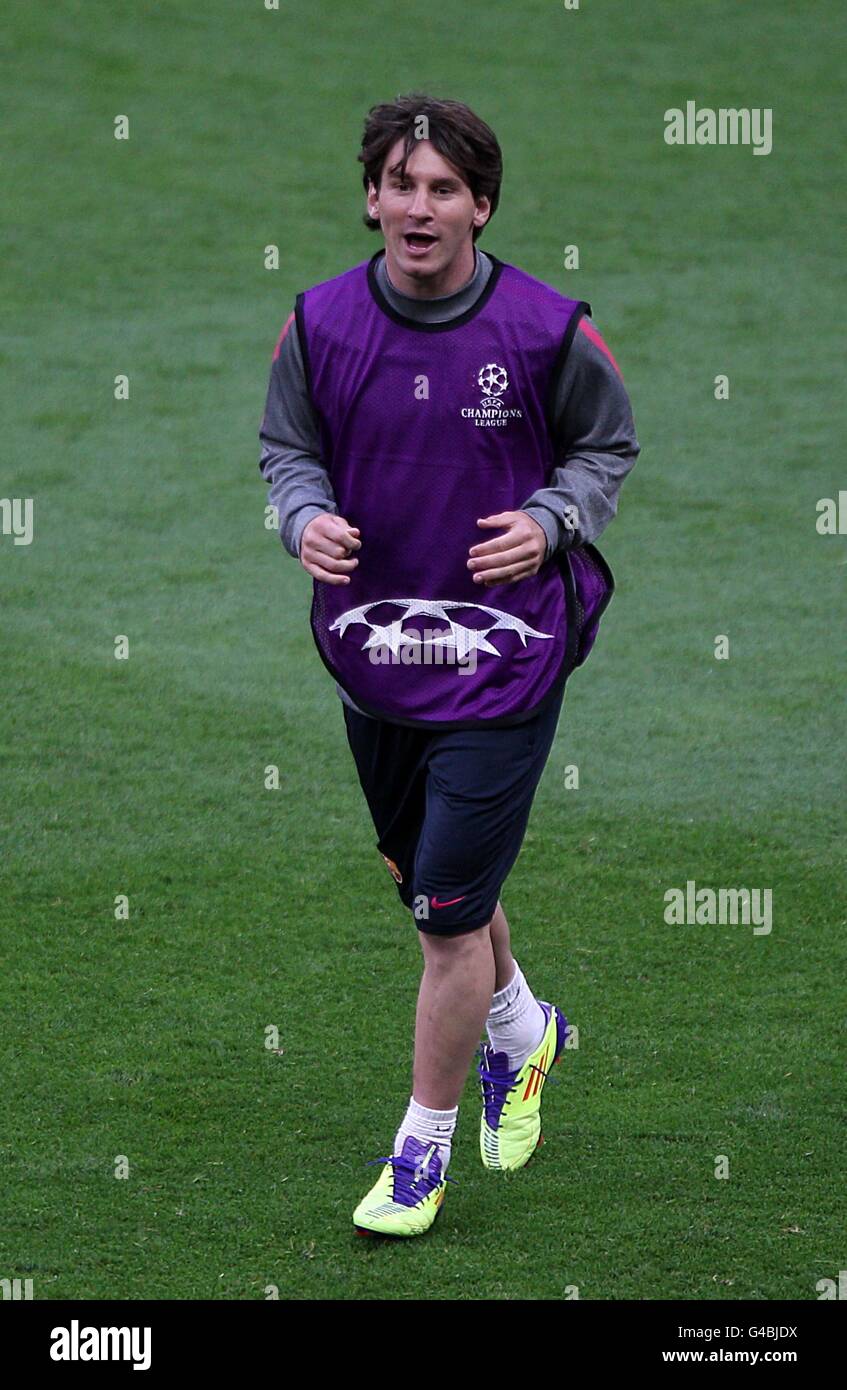 Barcelonas lionel messi en formation Banque de photographies et d ...