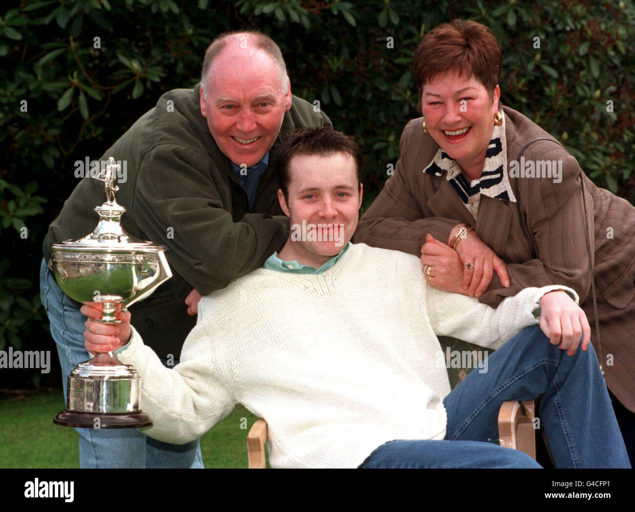 John Higgins avec ses parents Josephine et John montre son trophée dans ...
