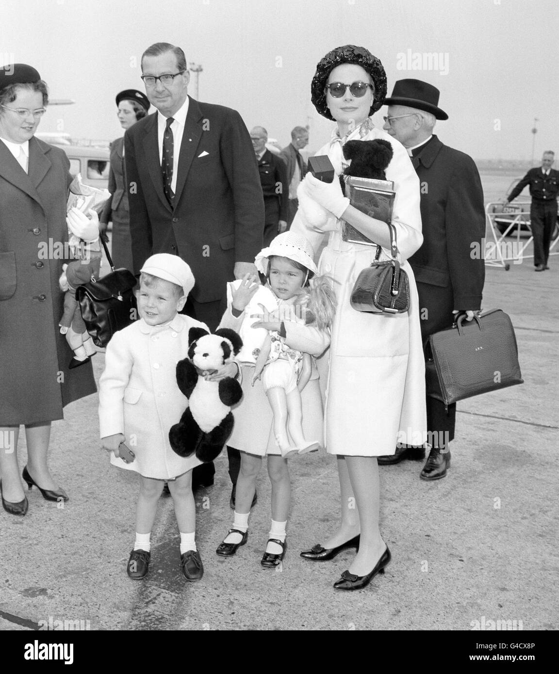 Princesse Grace de Monaco avec ses enfants, panda embrassant le prince ...