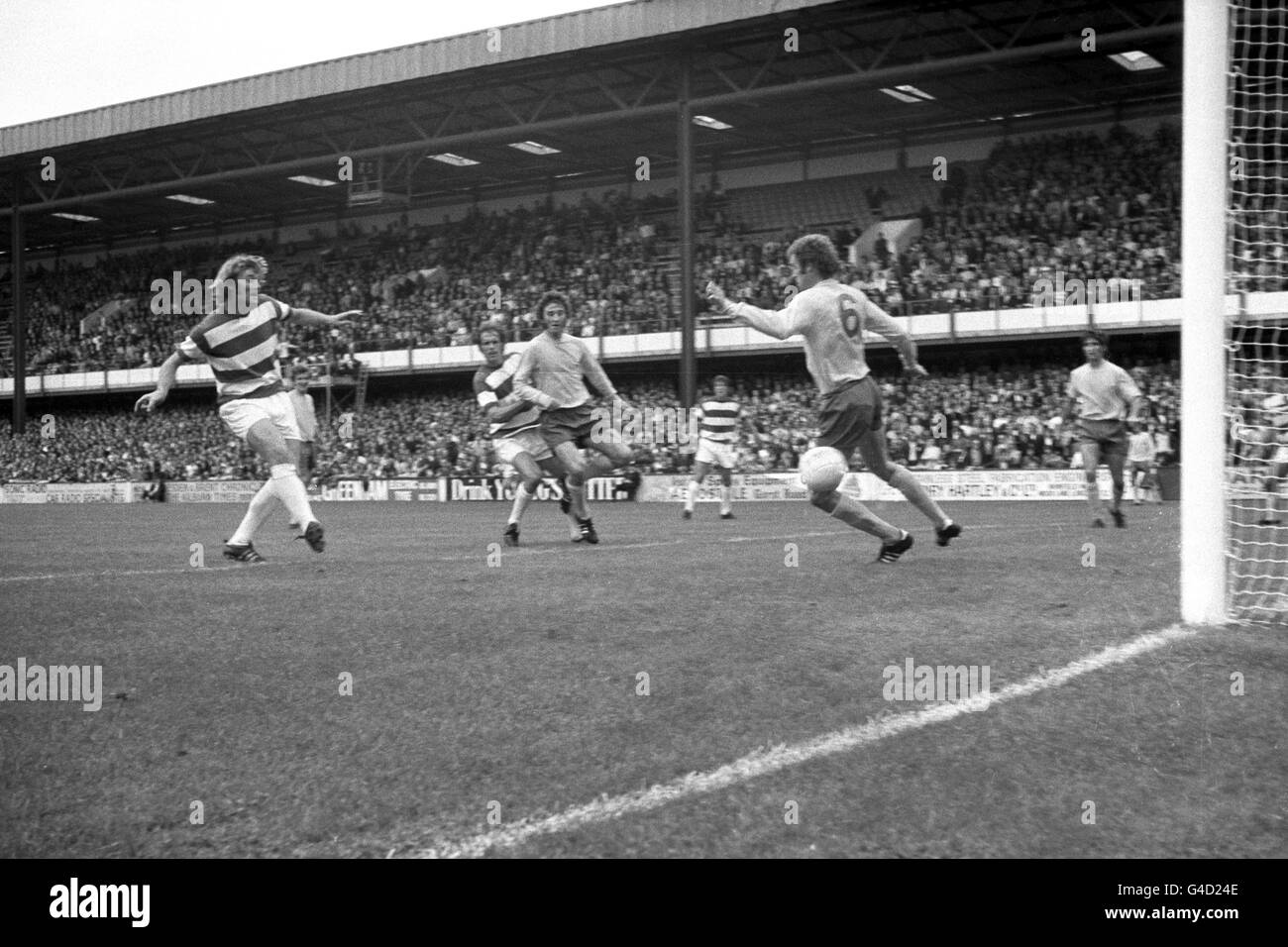 La balle passe devant les murs de gordon bolland pour marquer Banque de ...