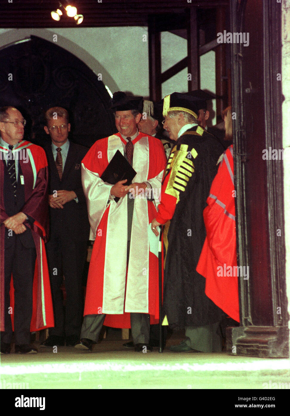 SIR PETER USTINOV (À DROITE) PARLE AU PRINCE DE GALLES (AU CENTRE ...
