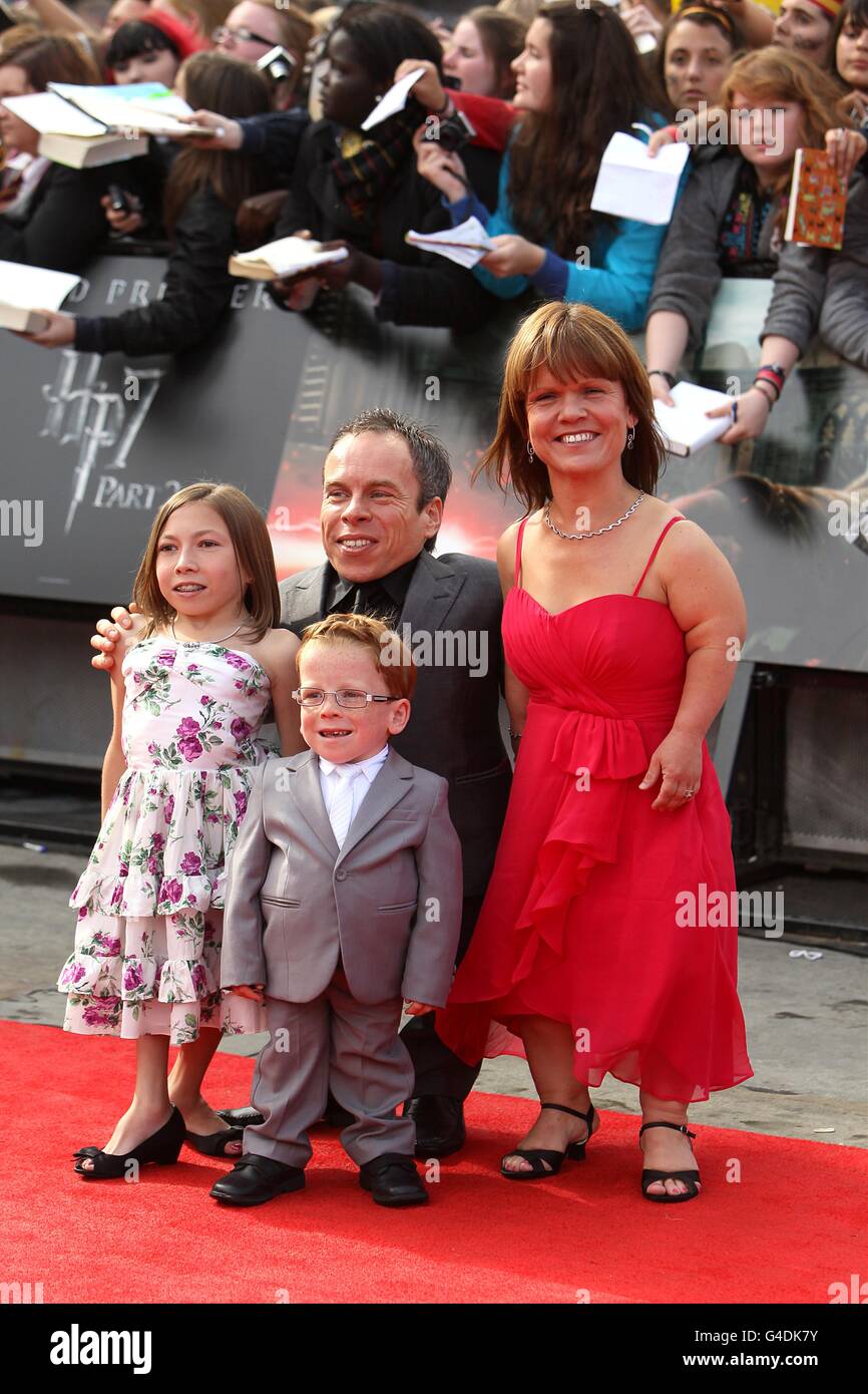 Warwick Davis avec sa femme Samantha et ses enfants Annabel et Harrison ...