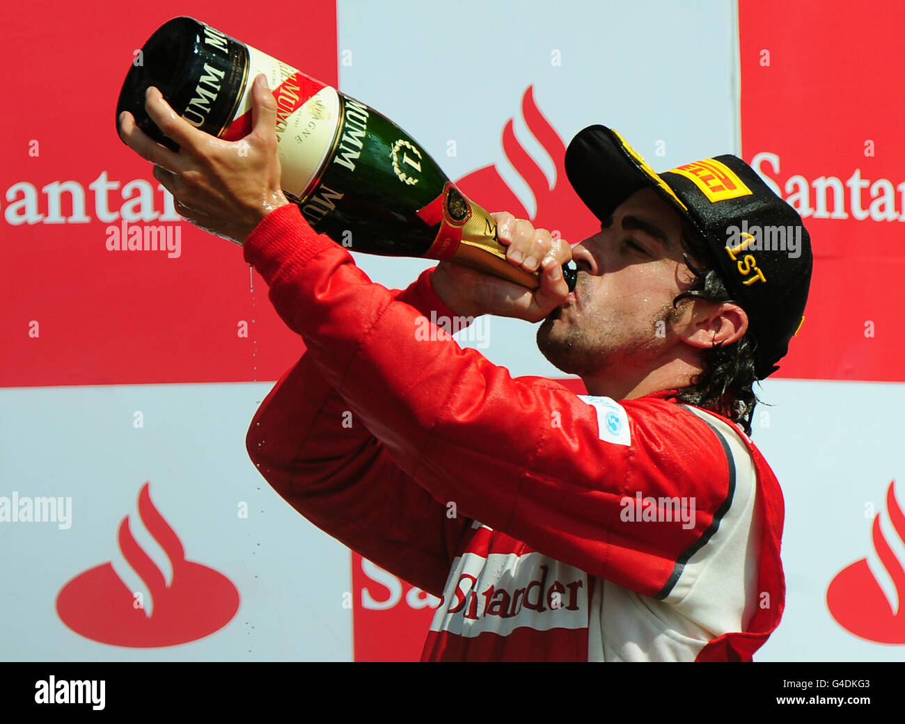 Fernando Alonso de Ferrari célèbre sur le podium après avoir remporté ...