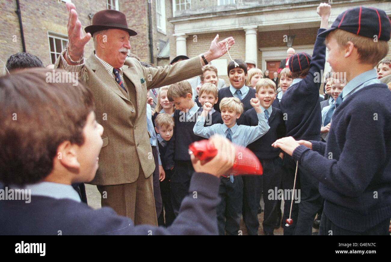 Le major Jim Cowley OBE, DCM, montre son horreur de perdre la dernière ...