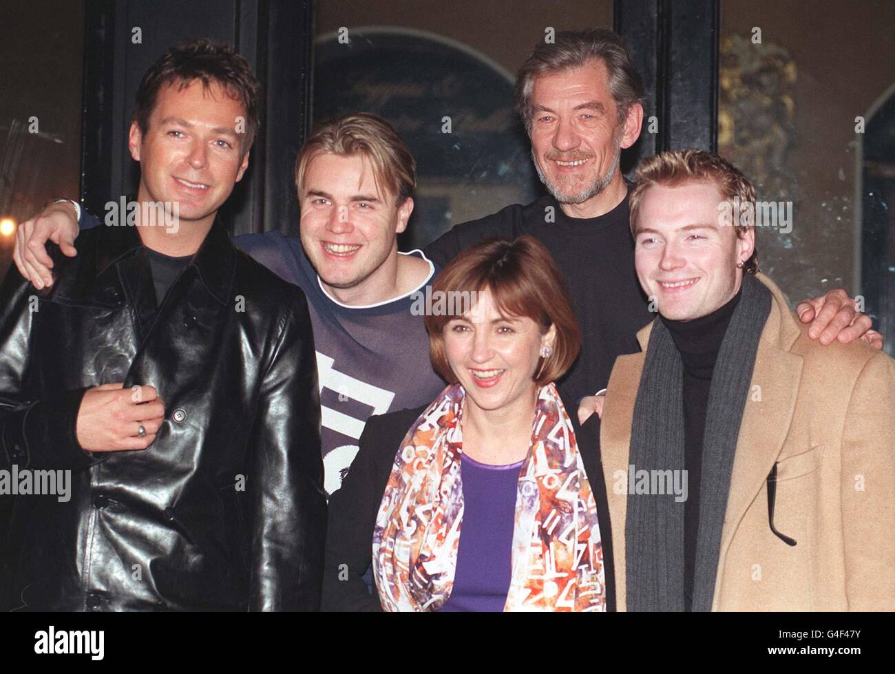 El actor sir ian mckellen y el cantante de boyzone ronan keating Banque ...