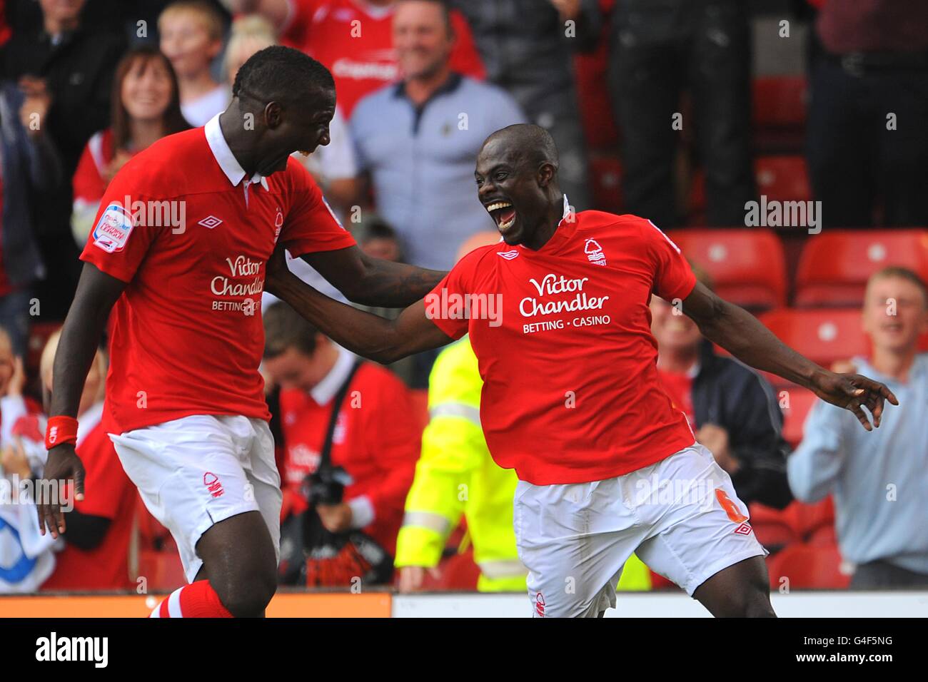George Boateng (à droite), de la forêt de Nottingham, célèbre avec son ...