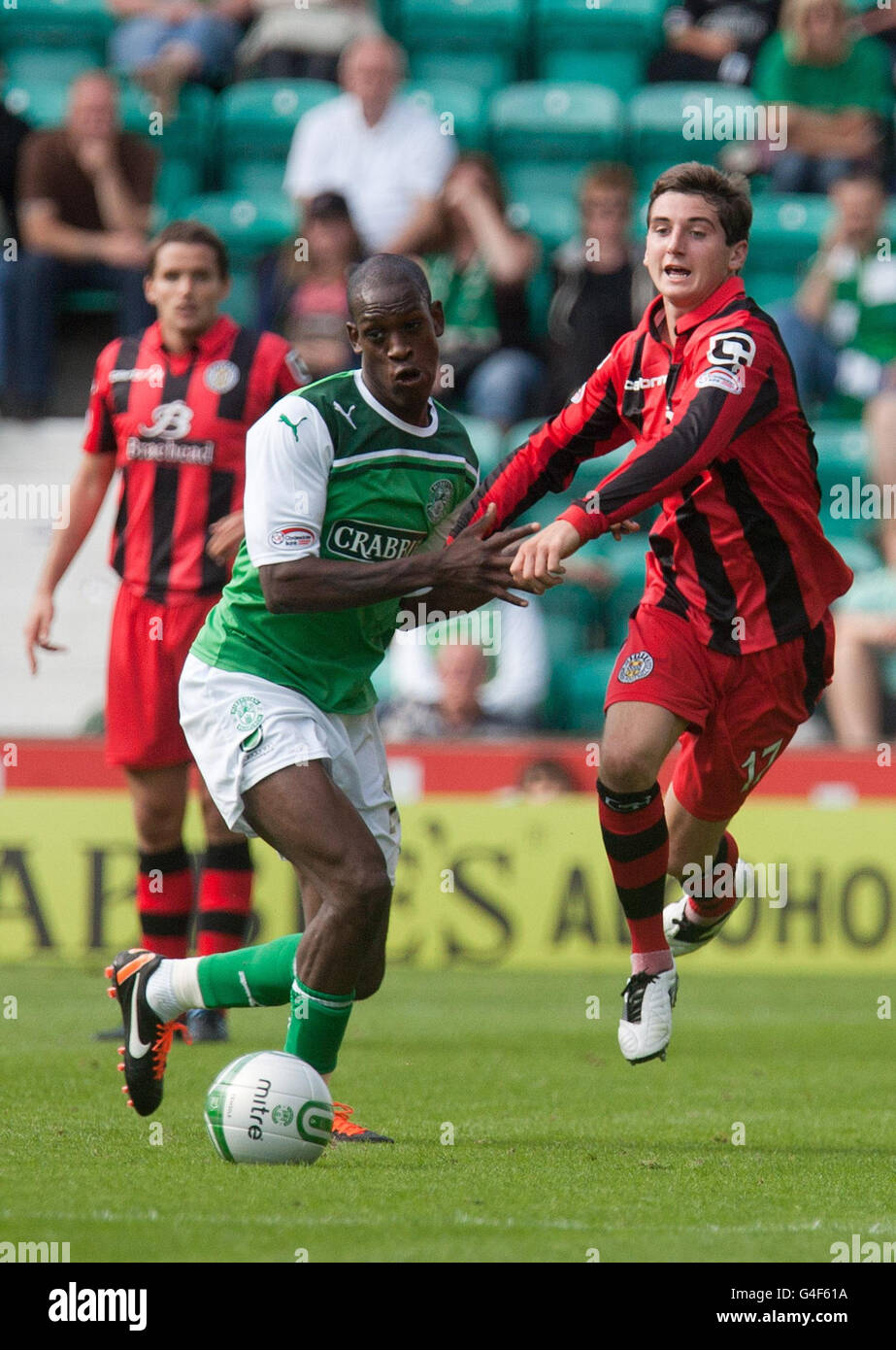 Isaiah Osbourne d'Hibernian combat avec Kenny McLean de St Mirren lors ...
