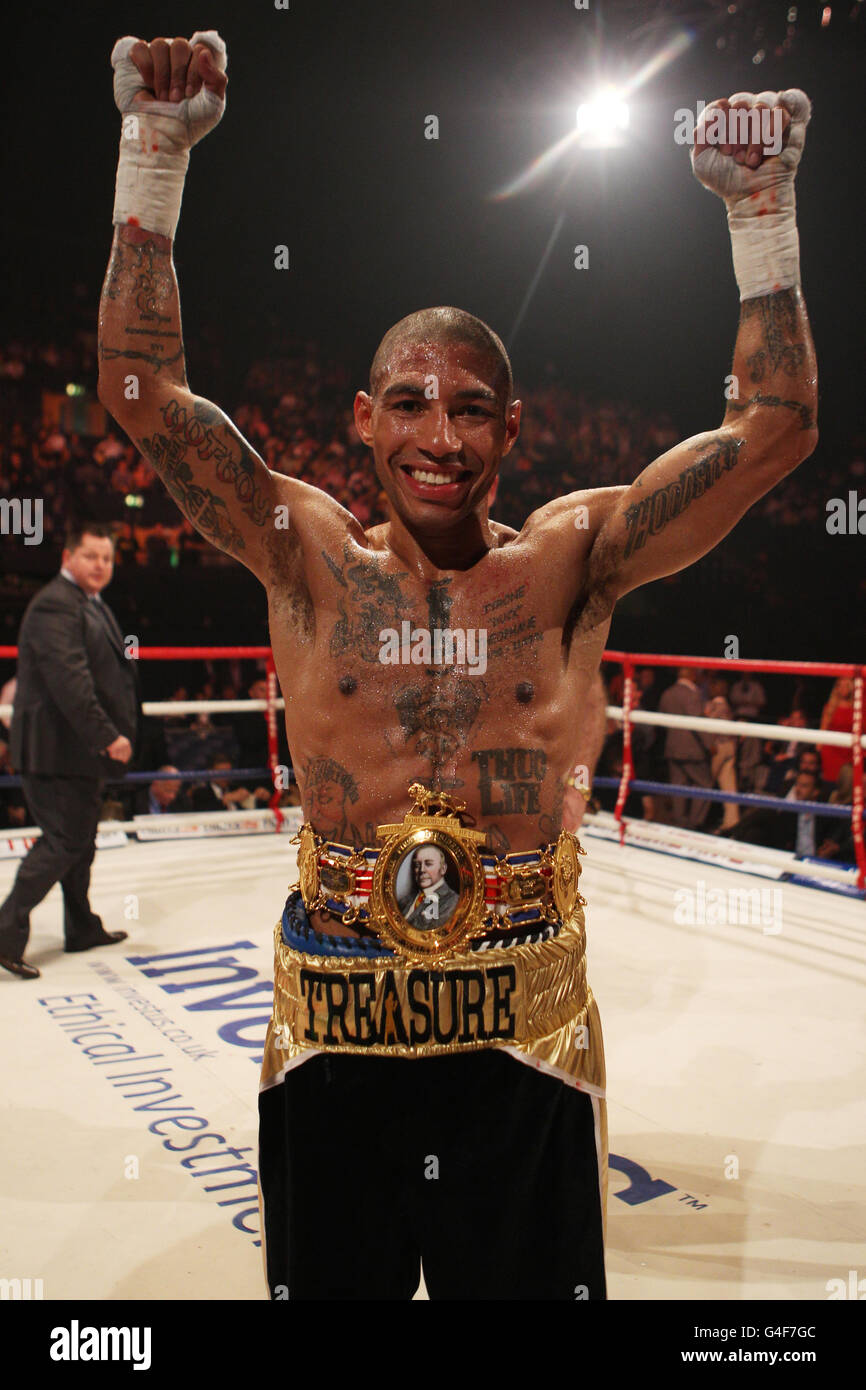 Ashley Theophane célèbre le maintien de son titre de poids-lourd léger ...