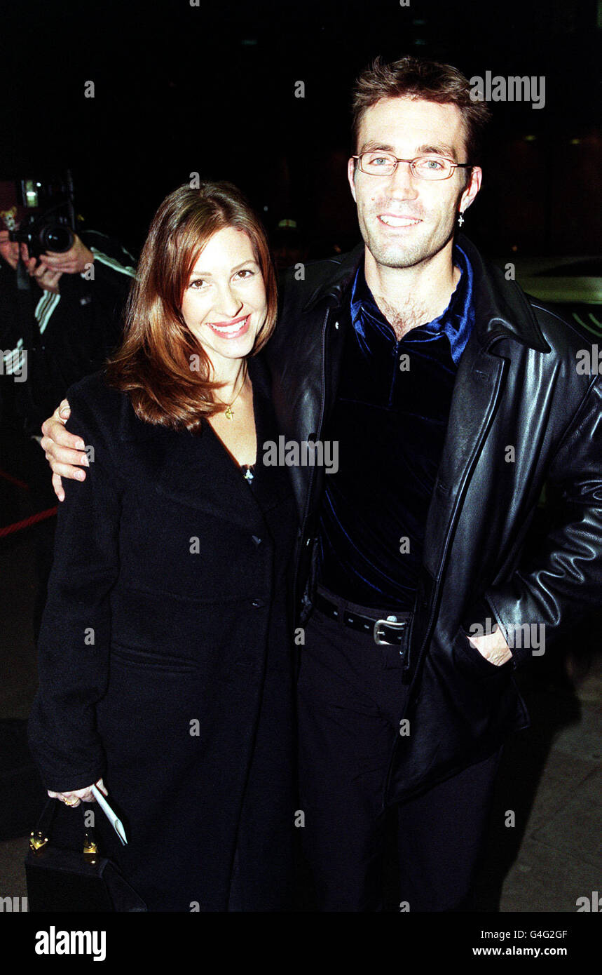 PA NEWS PHOTO 11/11/98 L'ANCIEN CHAMPION DE WIMBLEDON PAT CASH ET SON ...