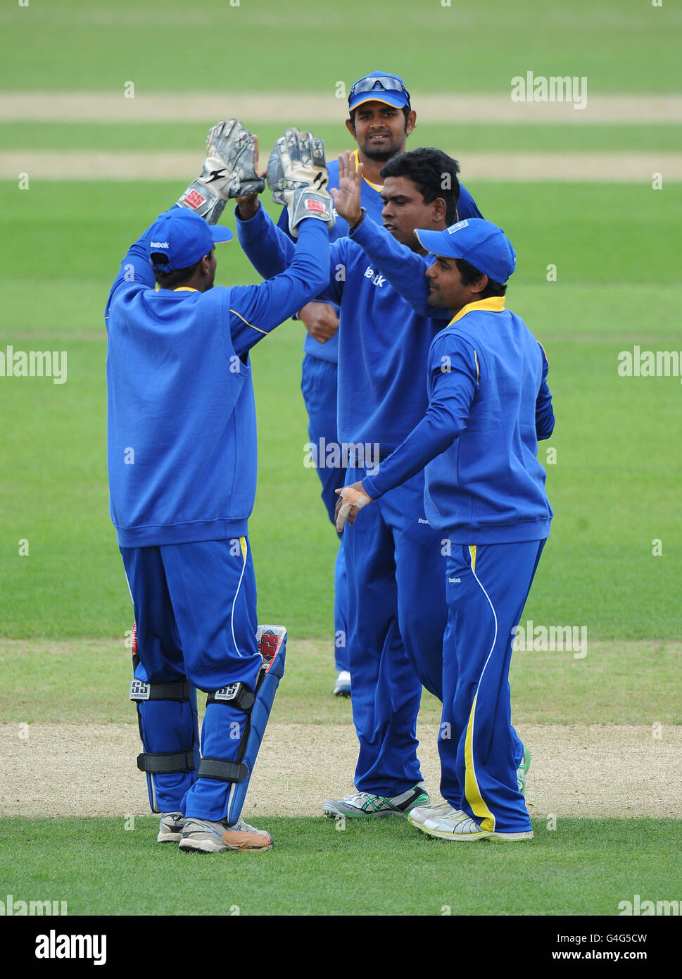 Sachithra Serasinghe au Sri Lanka (au milieu à droite) Célèbre la prise du cricket karl Turner ...