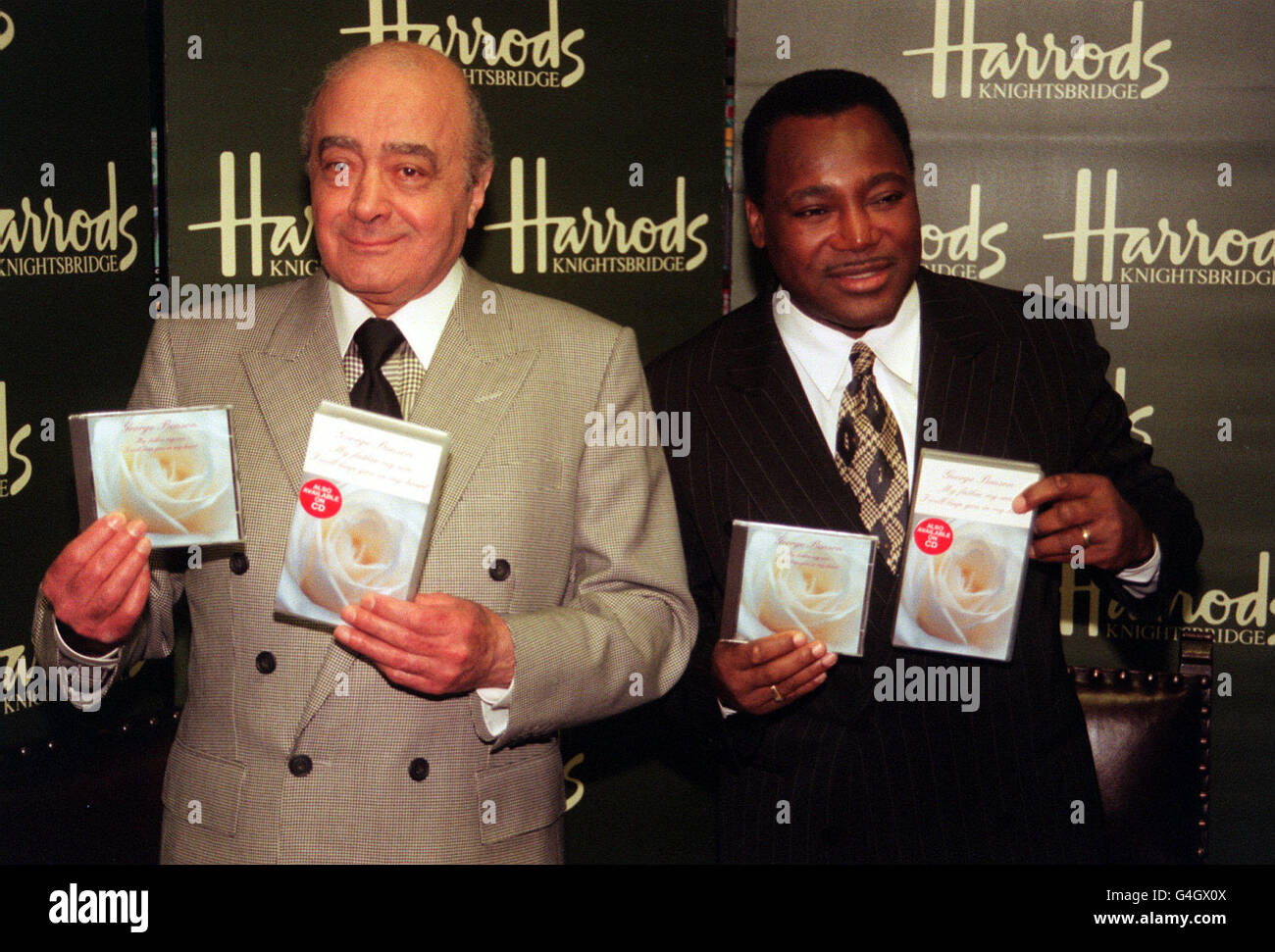 Mohammed Al Fayed (à gauche) et George Benson à Harrod's à Londres ...
