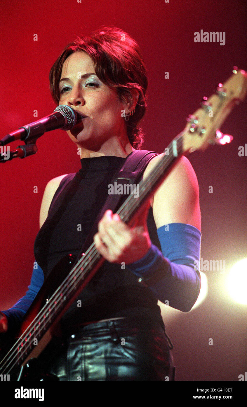 La chanteuse de rock Sheryl Crow se produit à son concert à Wembley ...