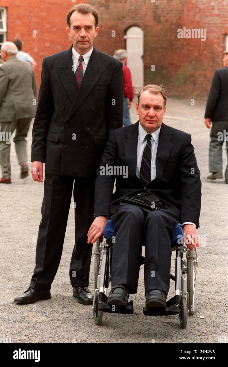 Pilote Kevin Hunt (en fauteuil roulant) Et le copilote David McClelland ...
