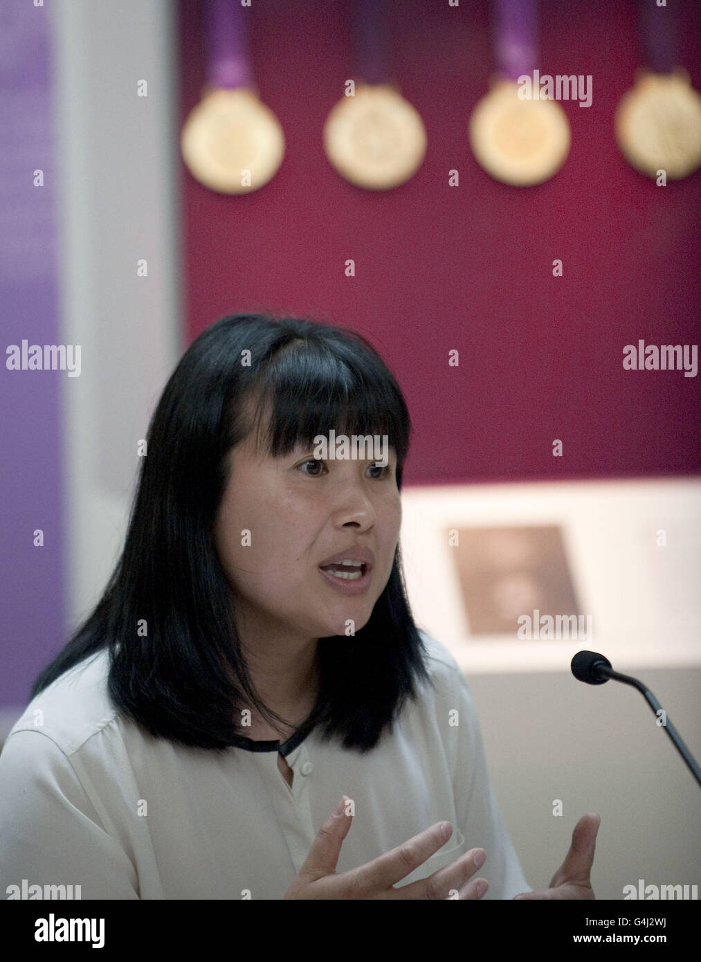 Le designer Lin Cheung parle lors du dévoilement des médailles ...