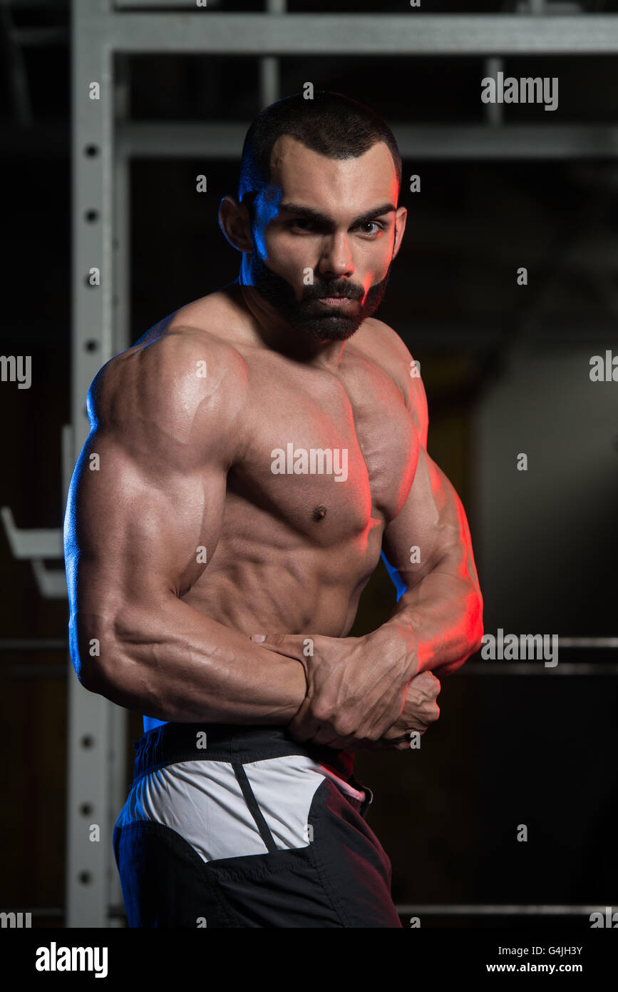 Portrait d'un jeune homme en forme du côté de la scène pose la poitrine ...
