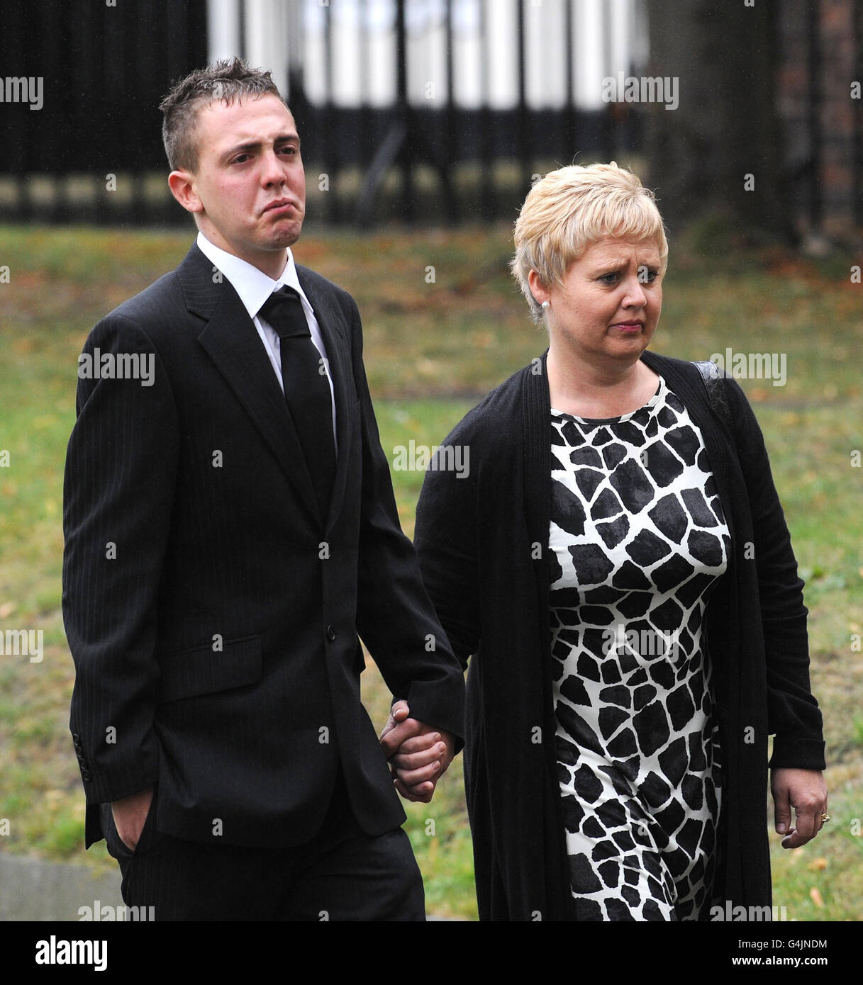 Sean Gibson et Brenda Gibson le fils et l'épouse du mineur Gerry Gibson arrivent pour ses ...