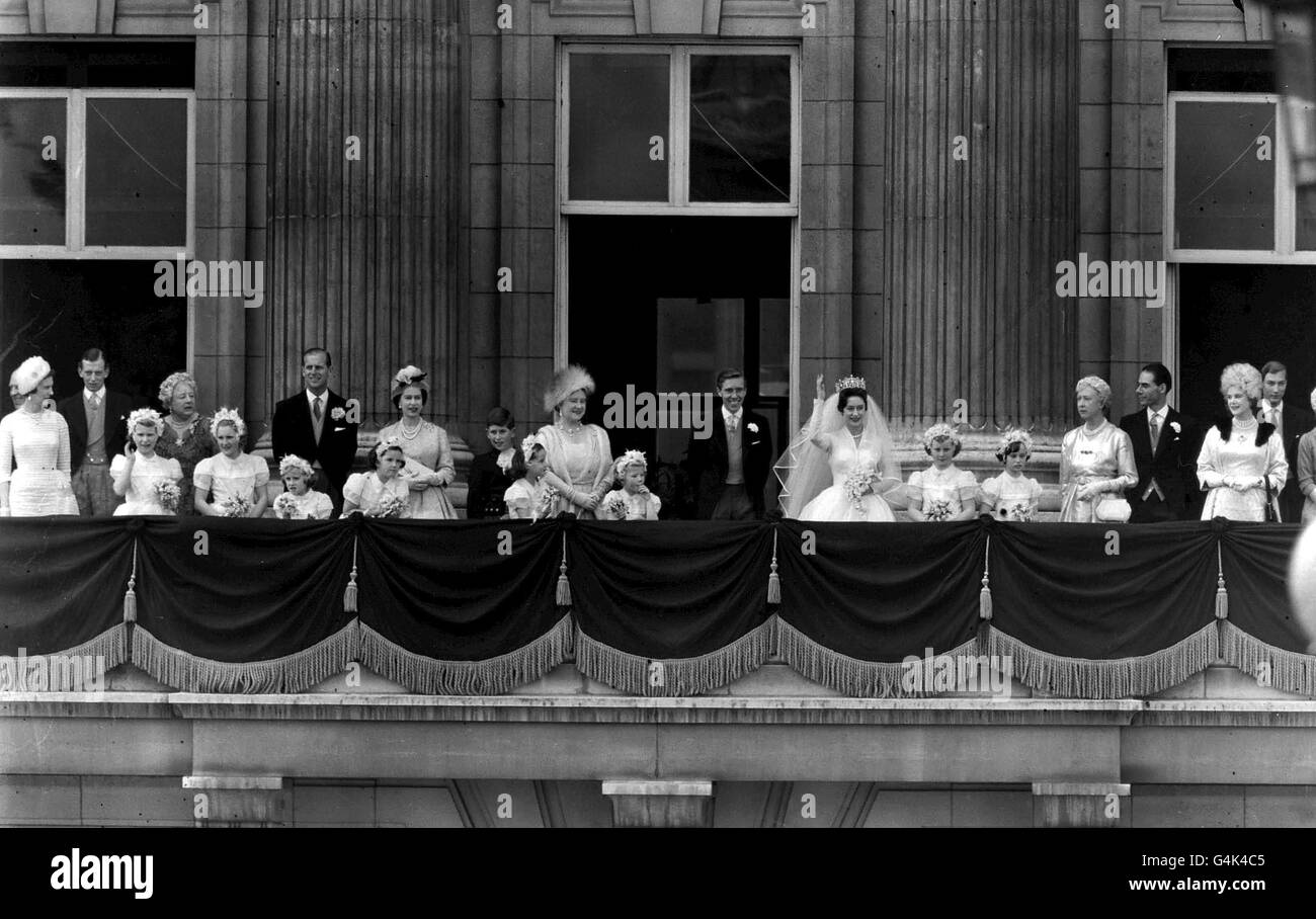 Membres De La Famille Royale Vague Banque Dimages Noir Et Blanc Alamy