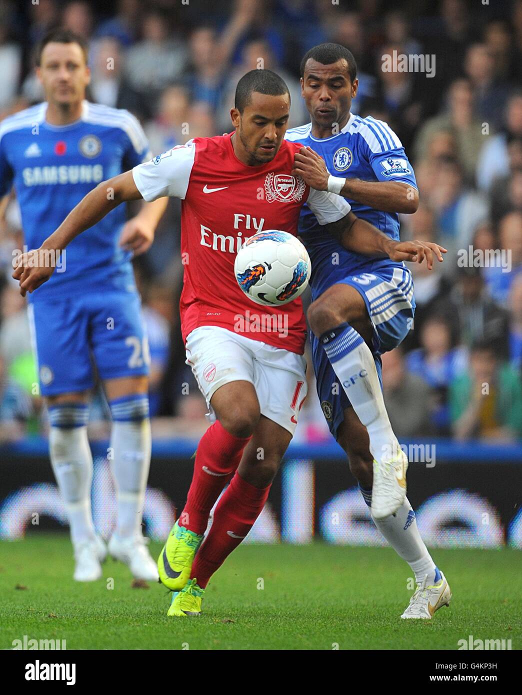 Arsenaux theo walcott chelseas ashley cole bataille pour le ballon ...