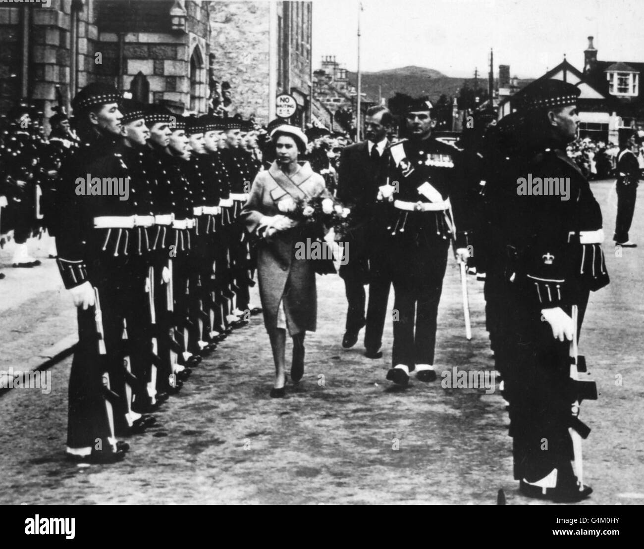 La Reine inspecte un garde d'honneur du 1er Bataillon des Royal ...