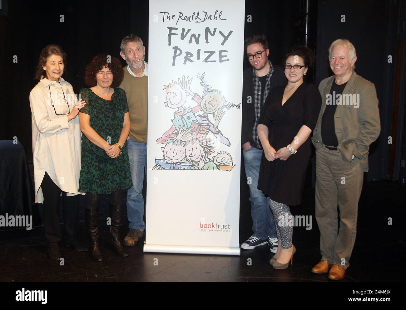 Felicity Dahl, veuve de Roald Dahl (à gauche) avec les juges du prix ...