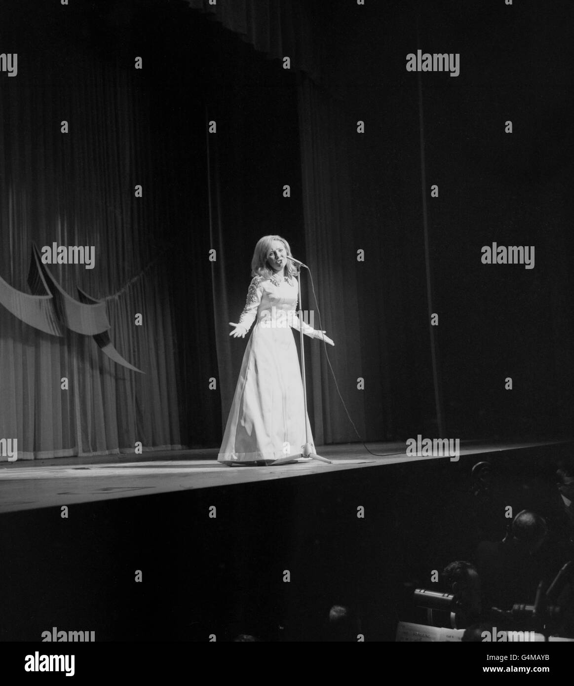 Lulu, chanteuse pop de 18 ans, répète au London Palladium pour son ... Lulu, chanteuse pop de 18 ans, répète au London Palladium pour son ...