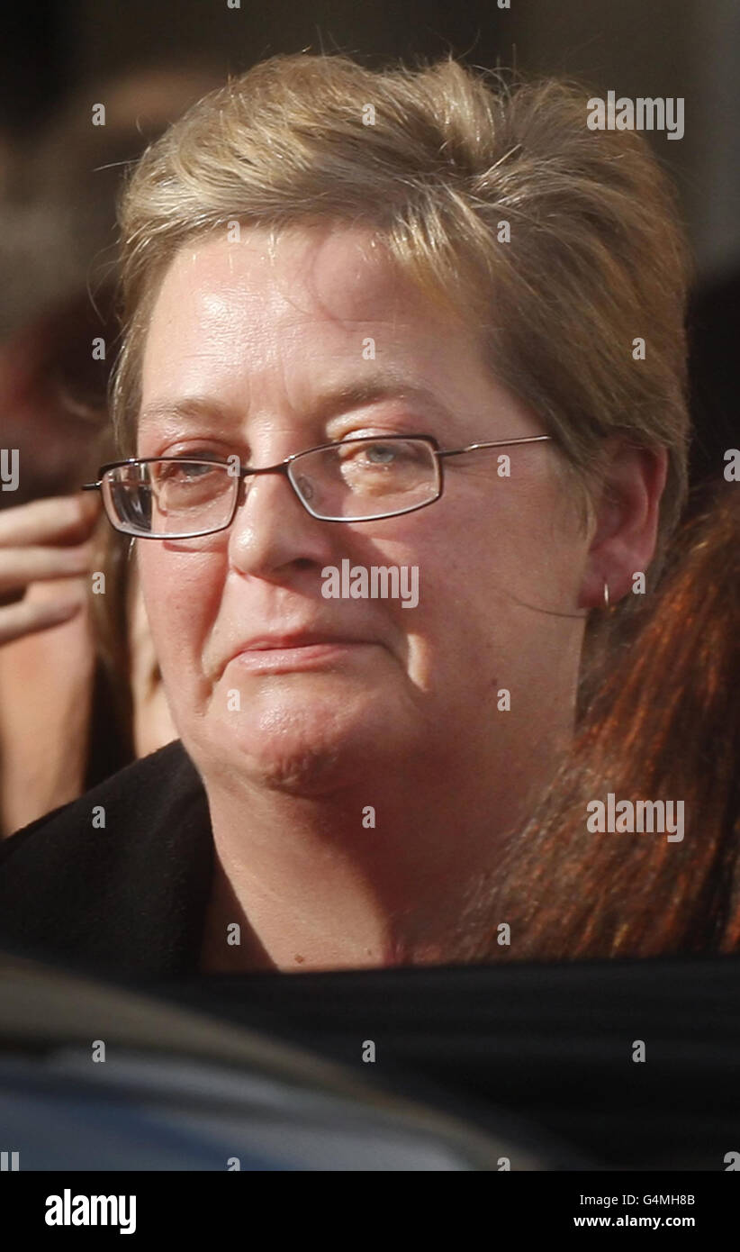 L'épouse Angela Sharkey au crématorium de Cardross en Écosse à la suite ...