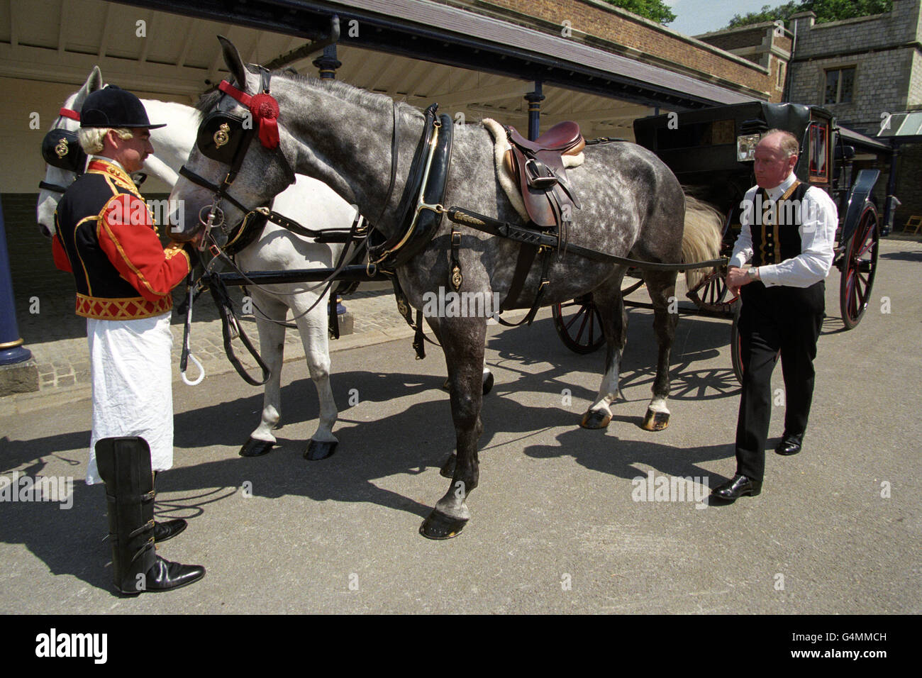 Les nettoyeurs de calèche royaux des Royal Mews de Windsor polissent la ...