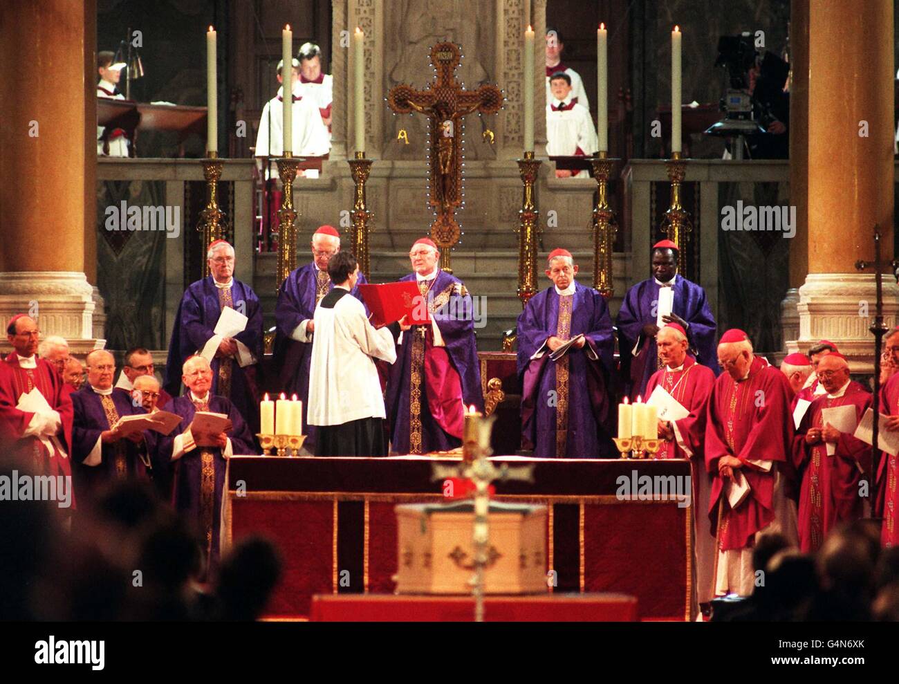 Le représentant du Pape, le Cardinal Edward Cassidy, dirige la messe ...