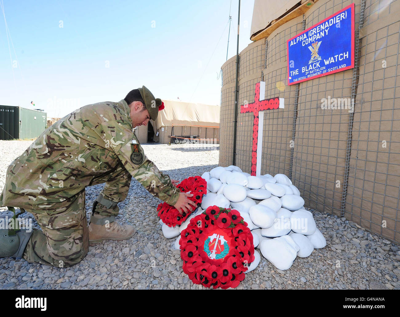 Le soldat Jake Noble, 18 ans, dépose une couronne au Service du jour du ...