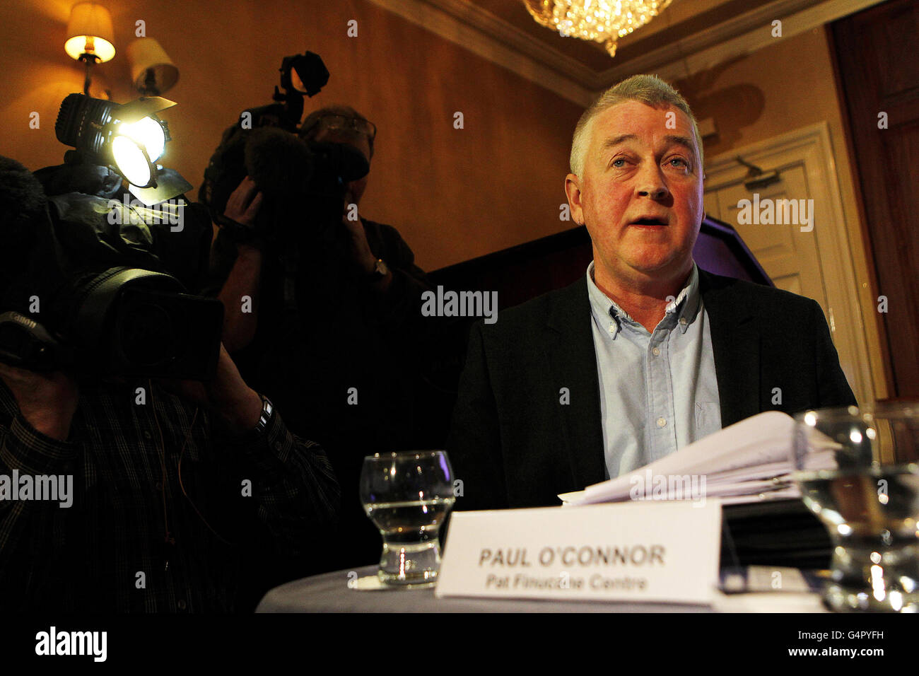 Paul O'Connor, du Pat Finucane Center, qui s'est joint à des membres de ...