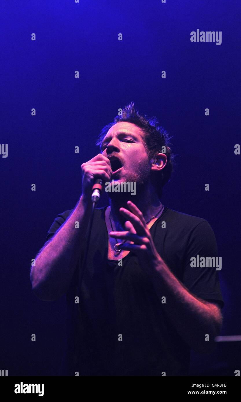 Ben Duffy, de Fenech Soler, se produit pendant le Winter Wonderland de ...