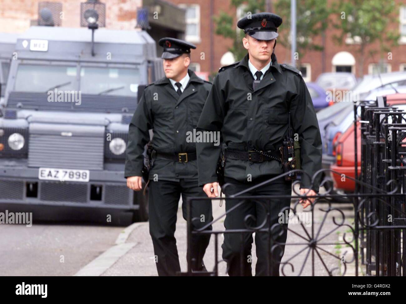 Les agents de la police royale d'ulster ruc en patrouille Banque de ...