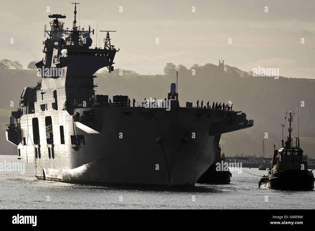 HMS Ocean arrive sur les quais de la base navale royale de Devonport ...