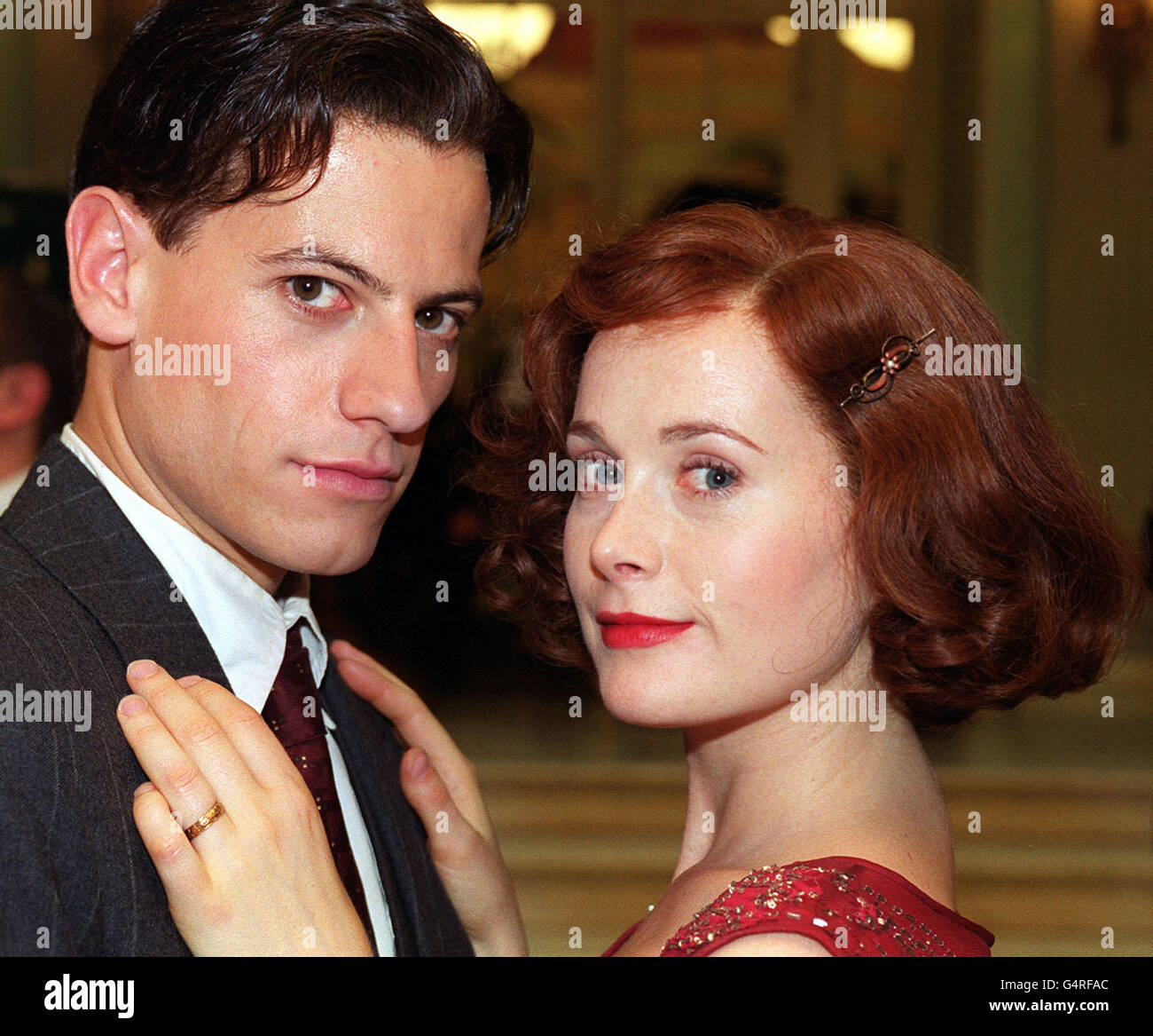 L'acteur Ioan Gruffudd et l'actrice Natasha Little en costume à l'hôtel ...