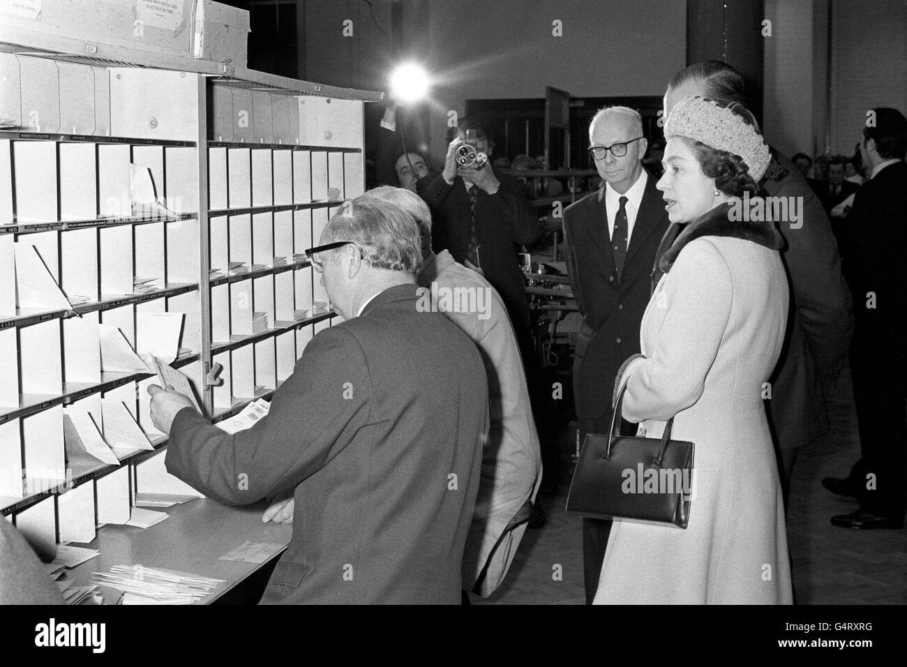 Sir William Ryland, président du bureau de poste (à droite cachée) au ...