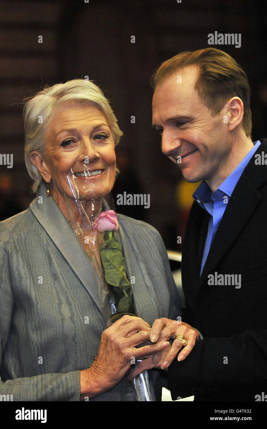 Le directeur et la star Ralph Fiennes arrive avec la co-star Vanessa ...