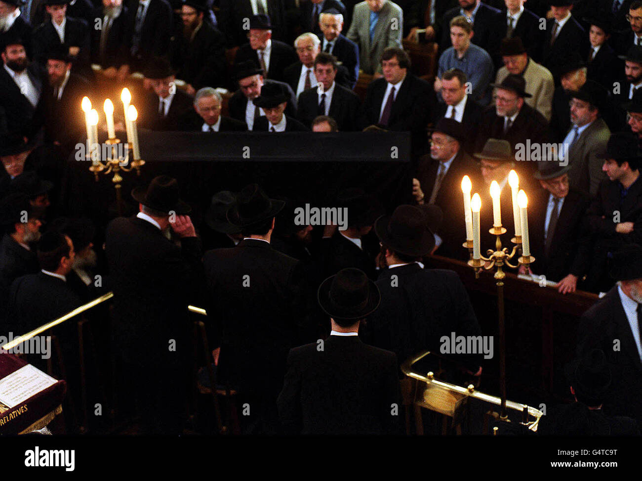 Le service pré-funéraire de Lord Jakobovits à la synagogue Hendon ...