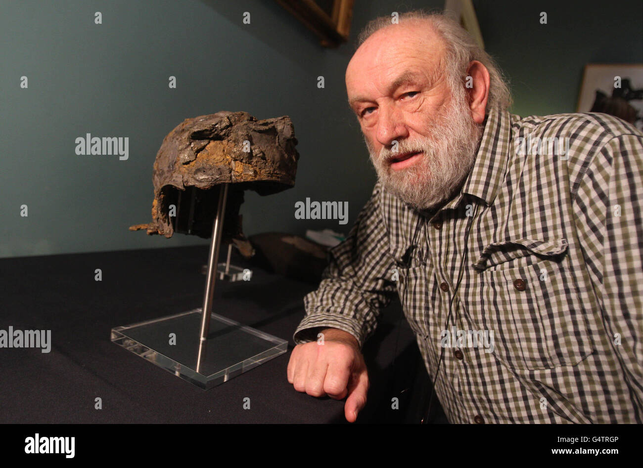 Ken Wallace, 71 ans, avec le casque de cavalerie romain de 2,000 ans qu ...