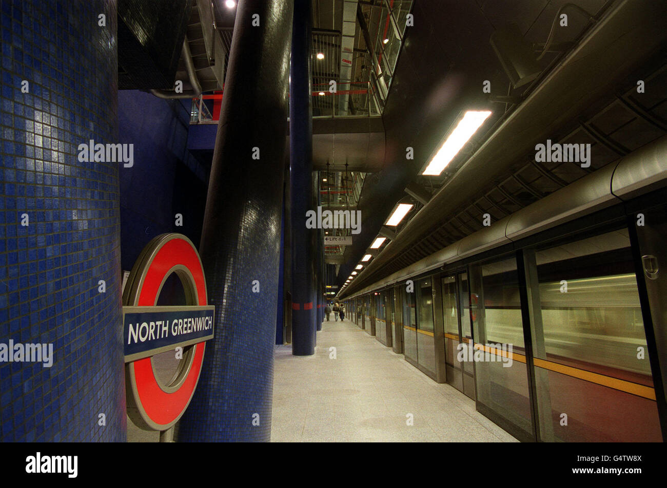 La plate-forme de la station de métro de North Greenwich, conçue par ...