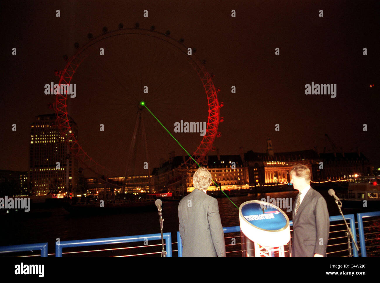 Le Premier ministre Tony Blair tire un laser pour inaugurer le London ...