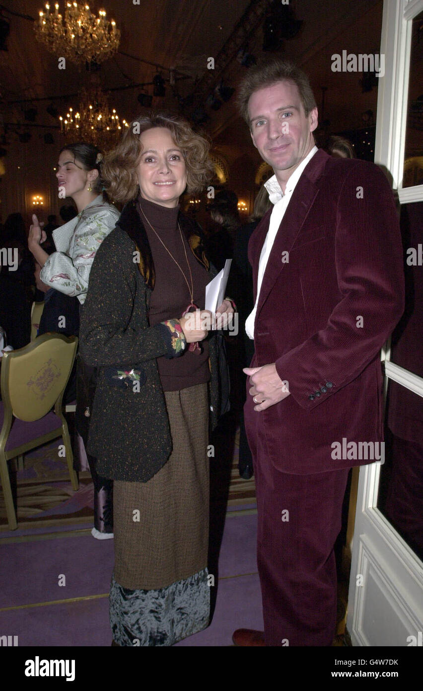 Actor ralph fiennes and his partner Banque de photographies et d’images ...