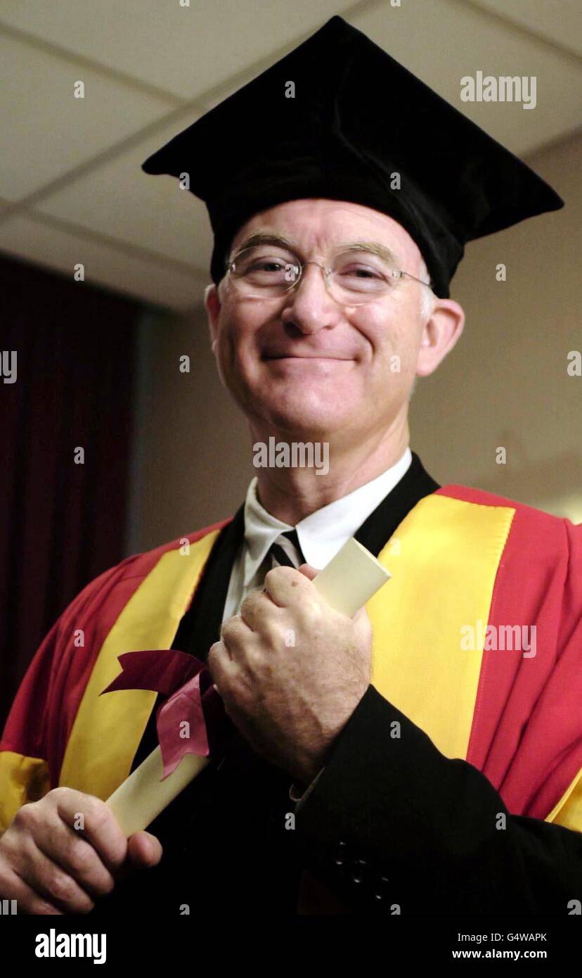 Sir John BIRT, le directeur général sortant de la BBC, avec le diplôme ...