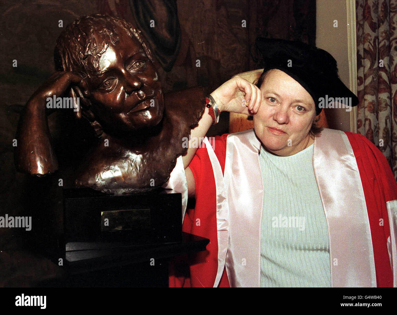 Mo Mowlam, ministre du Cabinet, dévoile une buste en bronze d'elle-même ...