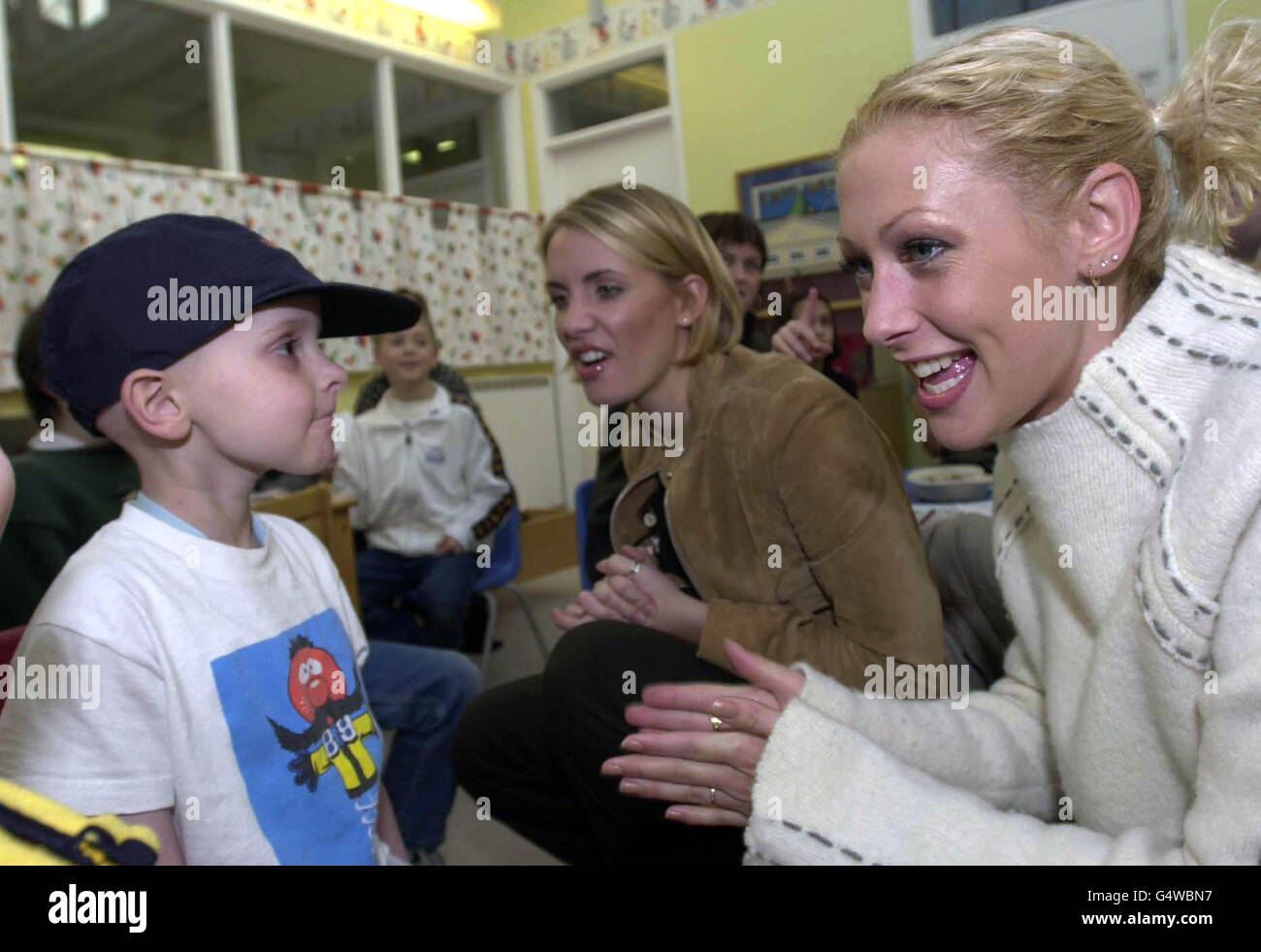Faye Tozer (à droite) et Claire Richards, du groupe pop Steps, avec ...