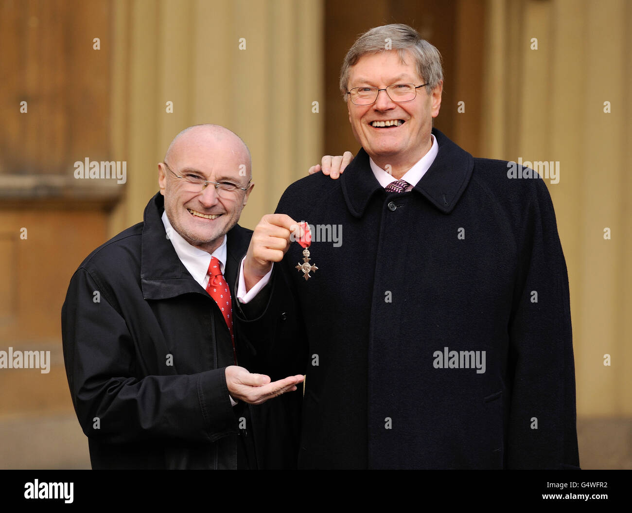 Clive Collins (à droite) avec son frère musicien Phil Collins, après ...