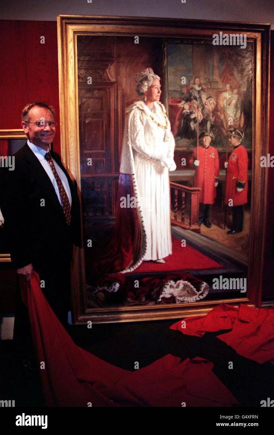 Lord Archer, collègue conservateur, dévoile le portrait de sa Majesté ...
