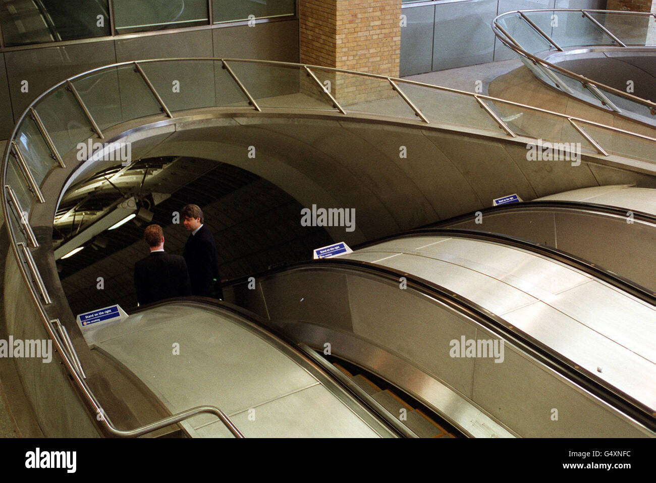 Passagers sur un escalier roulant à la station de métro Waterloo ...