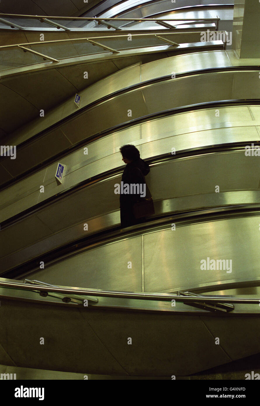 Un passager sur un escalier mécanique à la station de métro Waterloo ...