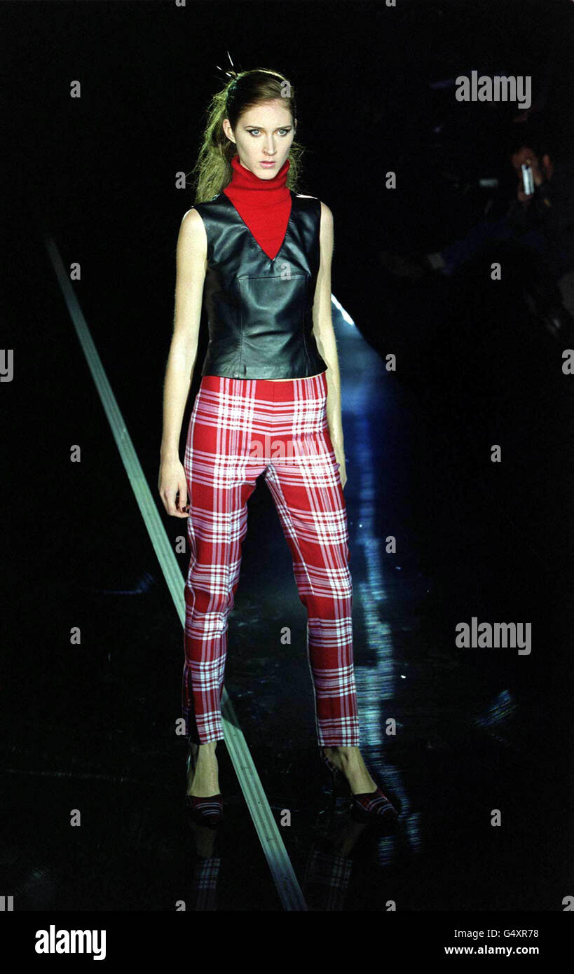 Un mannequin porte une tenue anthony symonds collection automne hiver ...