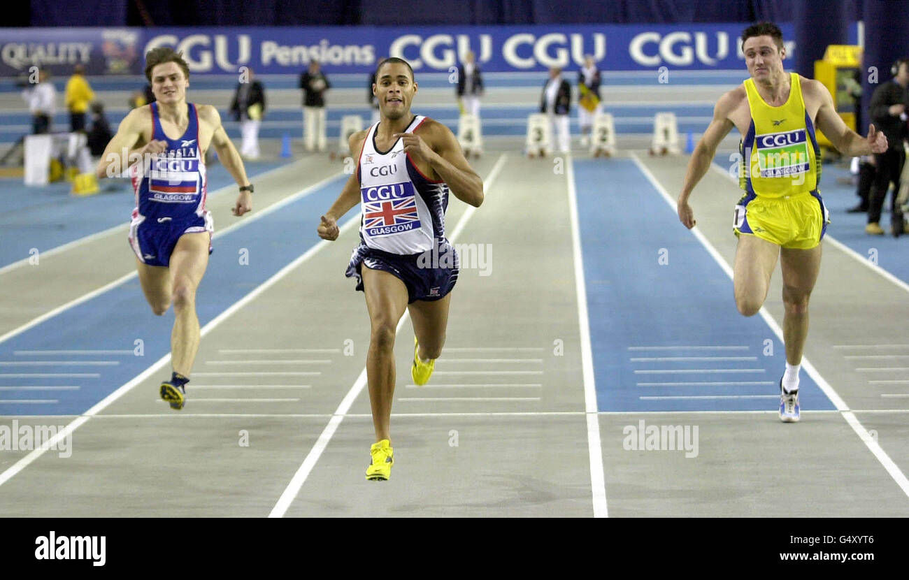 Jason Gardener (au centre), en Grande-Bretagne, remporte le 60m ...
